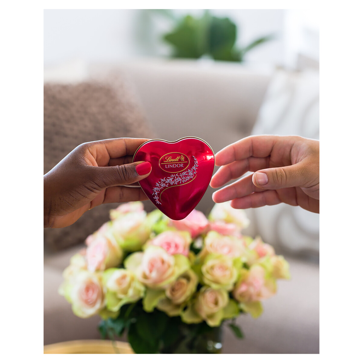 Chocolate Coracao Lindor Lindt 50g Ao Leite Lata é aqui na Barcelos